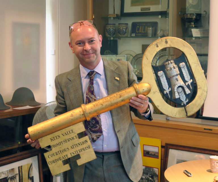 Antiques Roadshow specialist in Calne – Dewfall Hawk